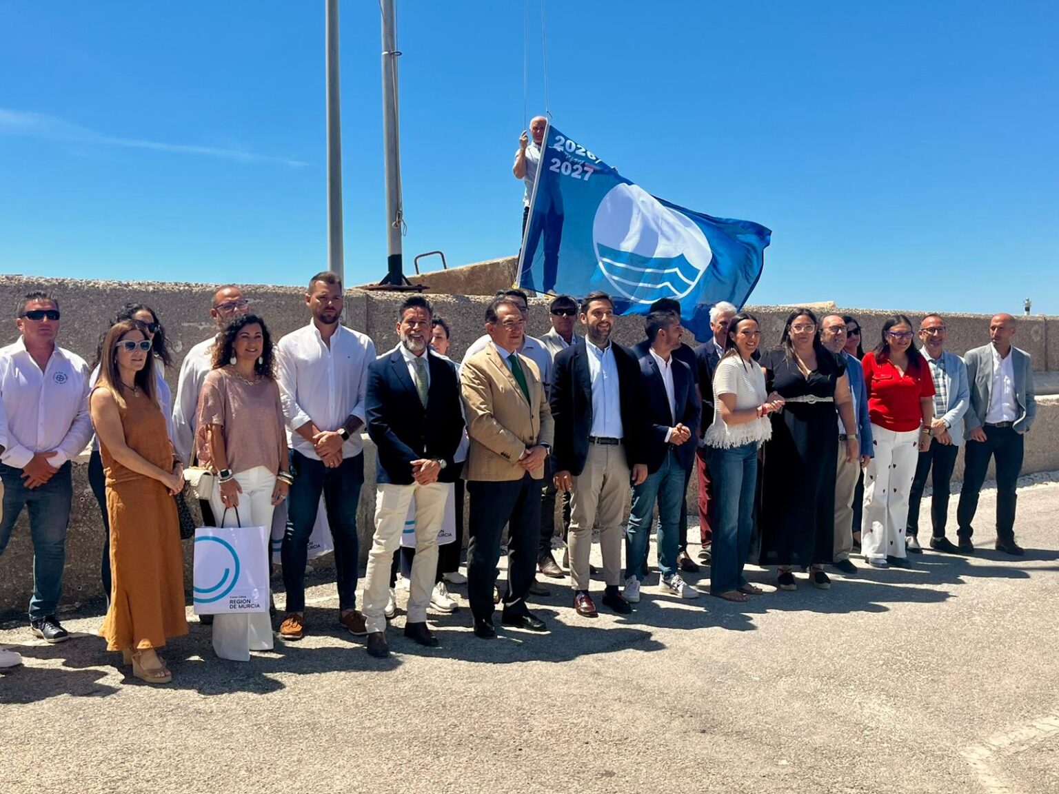 Turismo entrega en Águilas las 41 banderas azules que ondearán en la ...